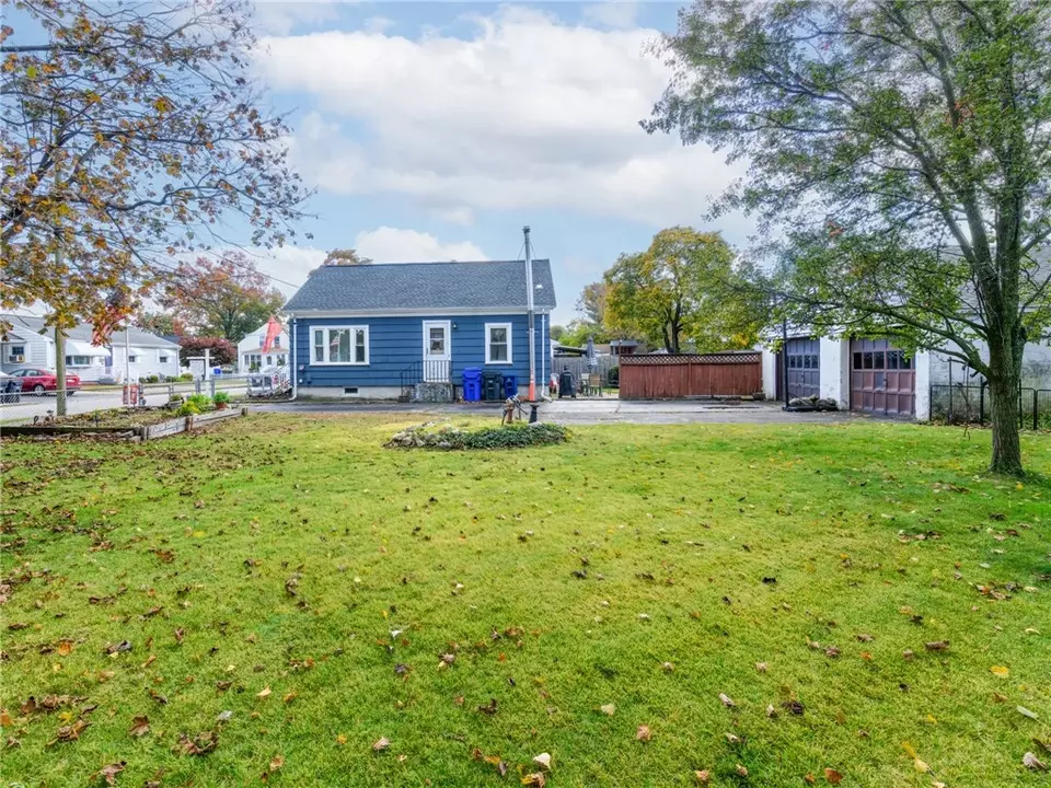 44 Stanley St, Pawtucket, RI 02861 | MLS# 1398789 | 23 Photos - Movoto