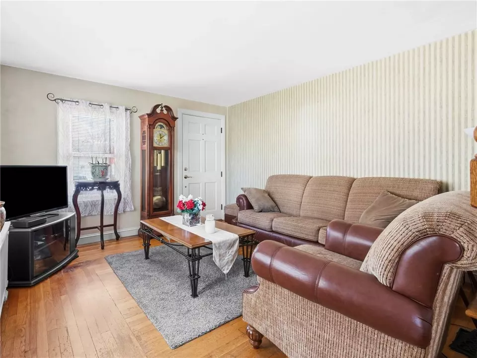 44 Stanley St, Pawtucket, RI 02861 | MLS# 1398789 | 23 Photos - Movoto