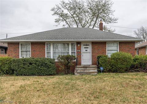 5591 Briarcliff Dr, Garfield Heights, OH 44125 | 21 Photos | MLS ...