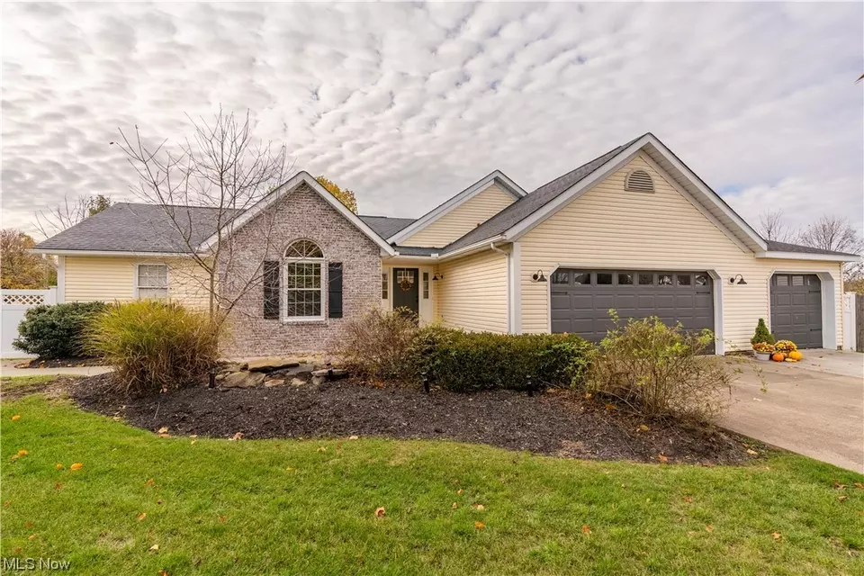 10565 Rabbit Cove Cir NW, Uniontown, OH 44685 | 35 Photos - Movoto