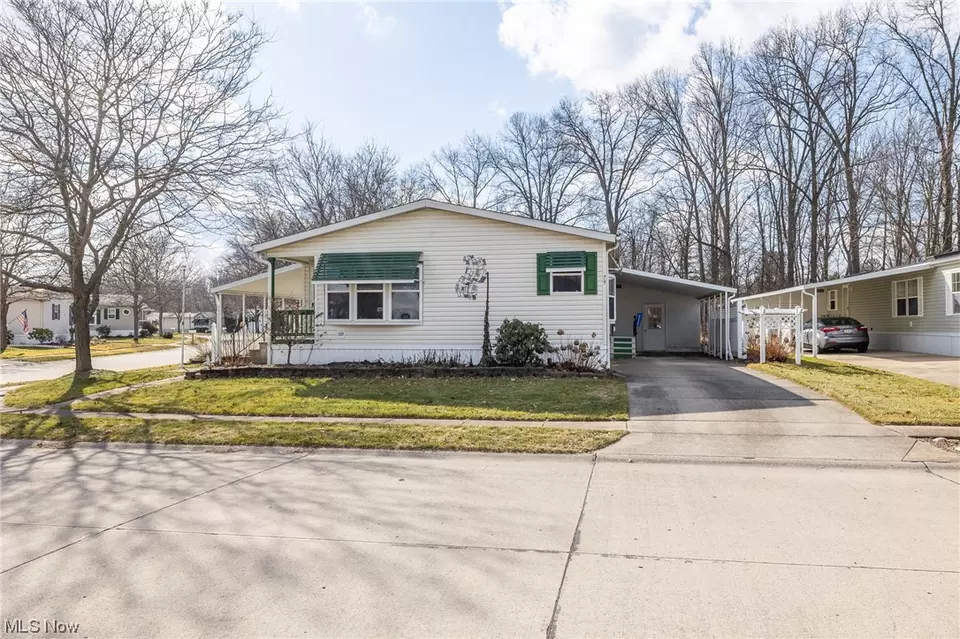 79 Periwinkle Dr, Olmsted Twp, OH 44138 | 32 Photos - Movoto