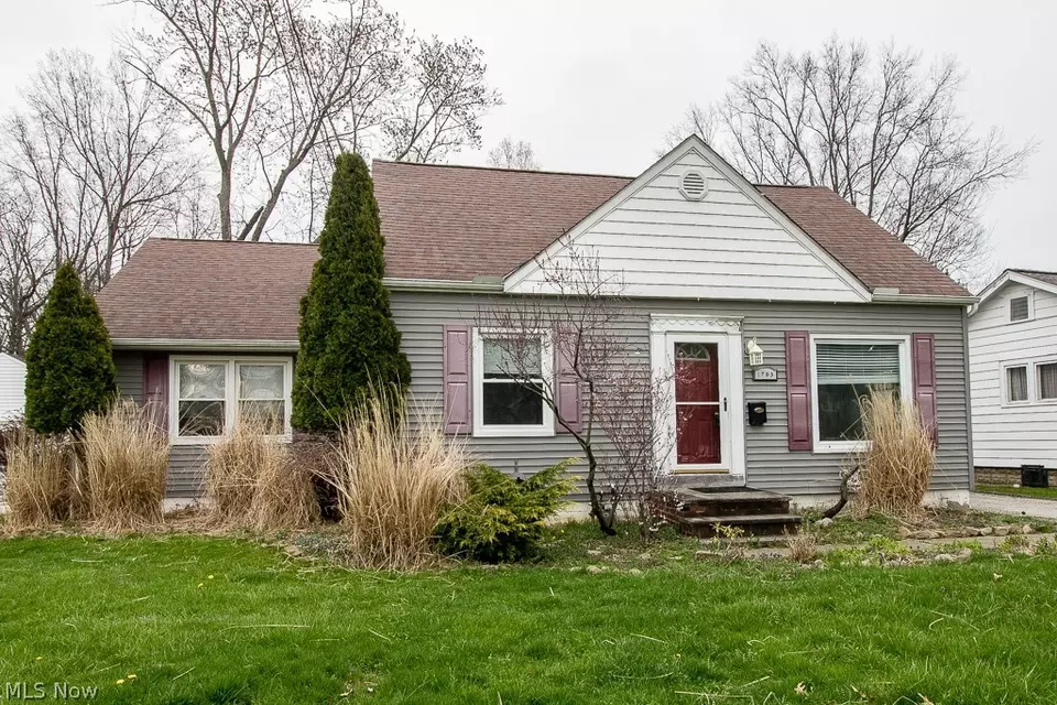 1703 E 300th St, Wickliffe, OH 44092 | 17 Photos - Movoto