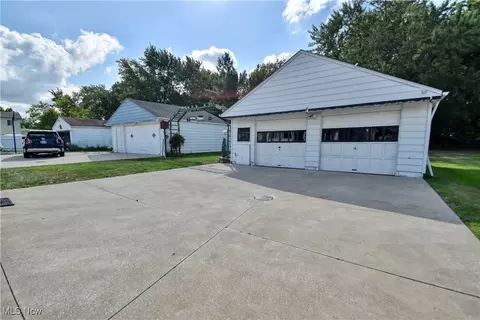 1132 Lander Rd, Mayfield Heights, OH 44124 | 46 Photos - Movoto