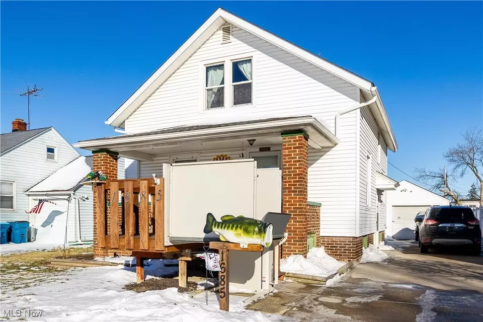1685 E 36th St, Lorain, OH 44055 | MLS# 5183706 | 44 Photos - Movoto