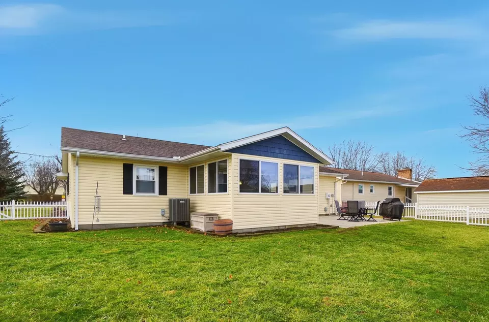 1108 Middle St, Wapakoneta, OH 45895 | MLS# 1043263 | 25 Photos - Movoto