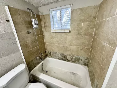 955 Lindy, Cincinnati, OH 45215 | 21 Photos - Movoto