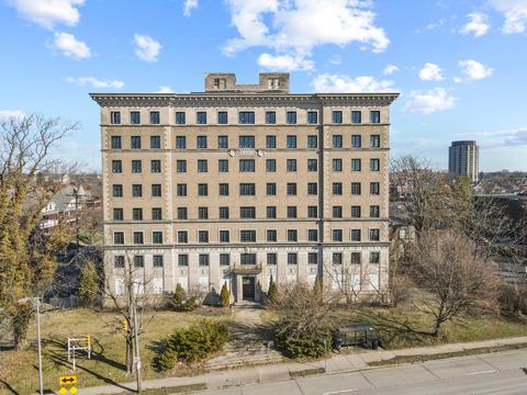 1312 E Broad St, Columbus, OH 43205 | 67 Photos | MLS #223007023 - Movoto