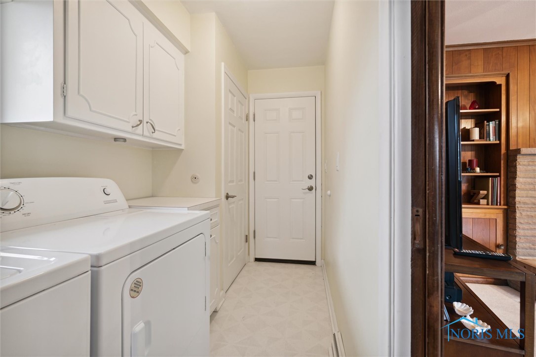 203 Meadow Ln, Walbridge, OH 43465 - Movoto