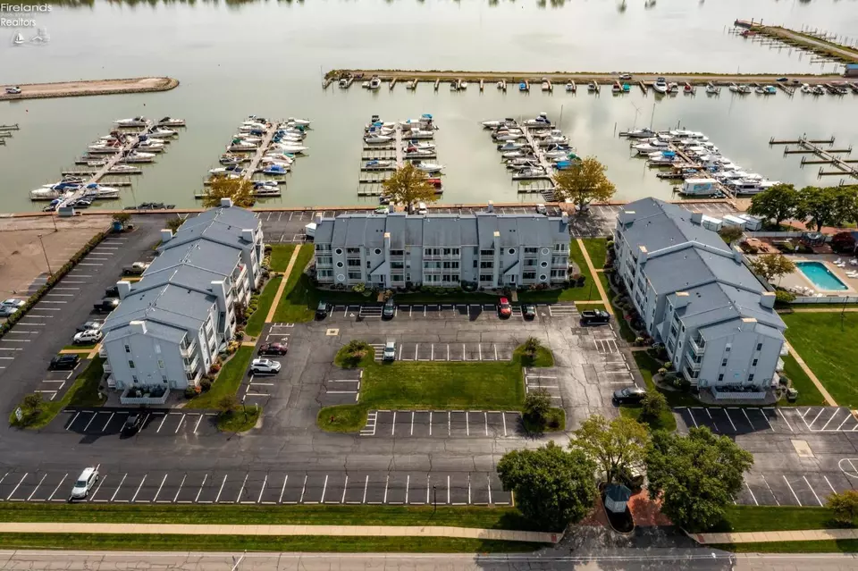 176 Clinton Reef Dr, Port Clinton, OH 43452 | 34 Photos - Movoto