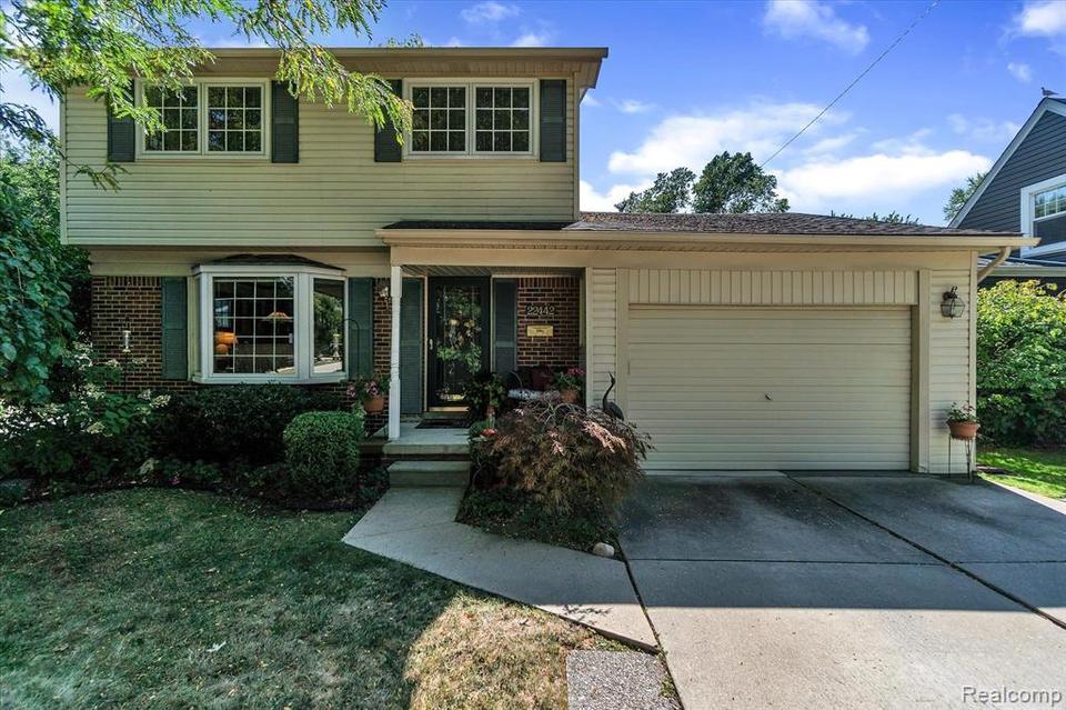 22442 Pointe Dr, Saint Clair Shores, MI 48081 - Movoto