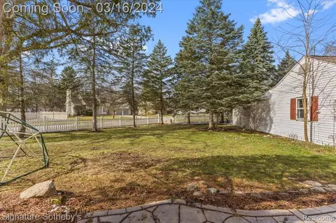 1545 N Pontiac Trl, Walled Lake, MI 48390 | 29 Photos - Movoto
