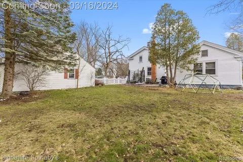 1545 N Pontiac Trl, Walled Lake, MI 48390 | 29 Photos - Movoto