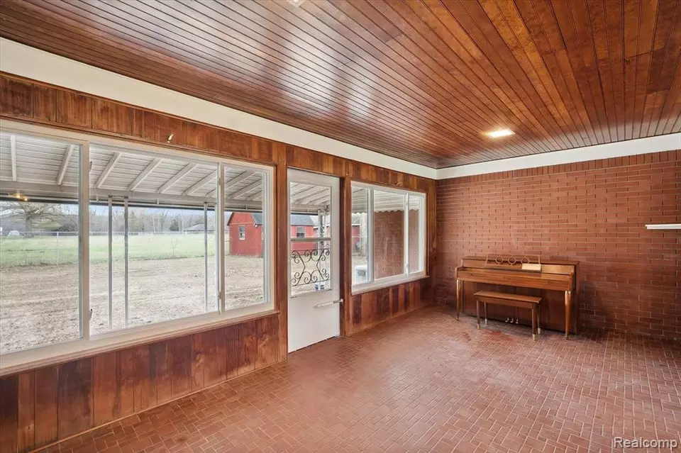 27627 W Huron River Dr, Flat Rock, MI 48134 | 37 Photos - Movoto