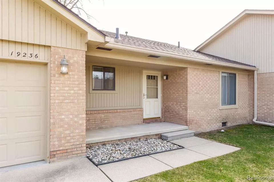 19236 Angela Ct, Roseville, MI 48066 | 30 Photos - Movoto