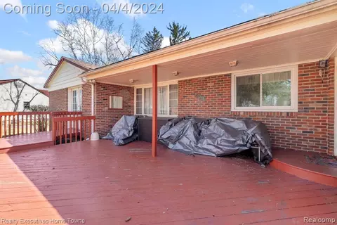 3496 N River Rd, Fort Gratiot, MI 48059 | 39 Photos - Movoto