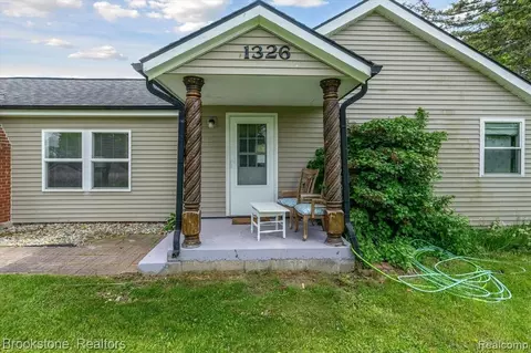 1326 E Reid Rd E, Grand Blanc, MI 48439 | 36 Photos - Movoto