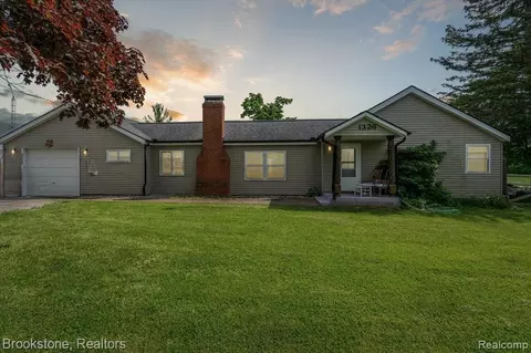 1326 E Reid Rd E, Grand Blanc, MI 48439 | 36 Photos - Movoto