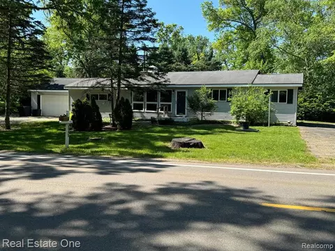 2845 W Commerce Rd, Milford, MI 48380 | 22 Photos - Movoto