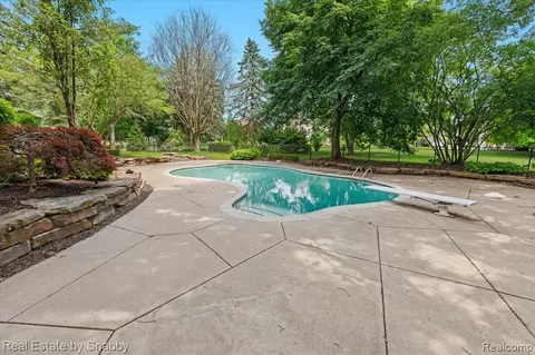 4096 Oak Tree Cir, Rochester, MI 48306 | 56 Photos - Movoto