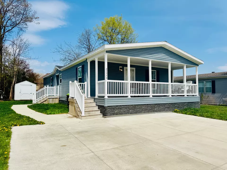 21575 Clochette Dr, Macomb, MI 48044 | MLS# 20250029401 | 18 Photos ...