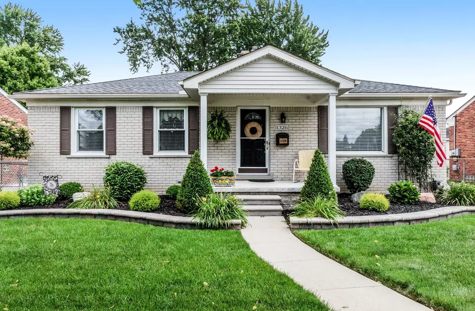 11326 Loveland St, Livonia, MI 48150 | MLS# 20250035672 | 23 Photos ...