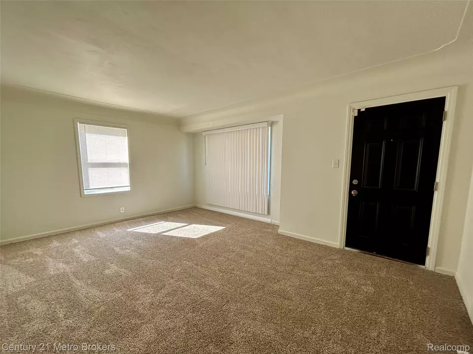 5502 Susan St, Flint, MI 48505 | MLS# 20251042696 | 8 Photos - Movoto