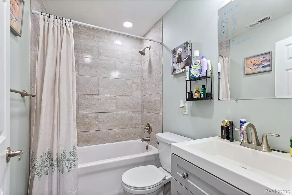 11545 Wahrman St, Romulus, MI 48174 | MLS# 20251044458 | 24 Photos - Movoto