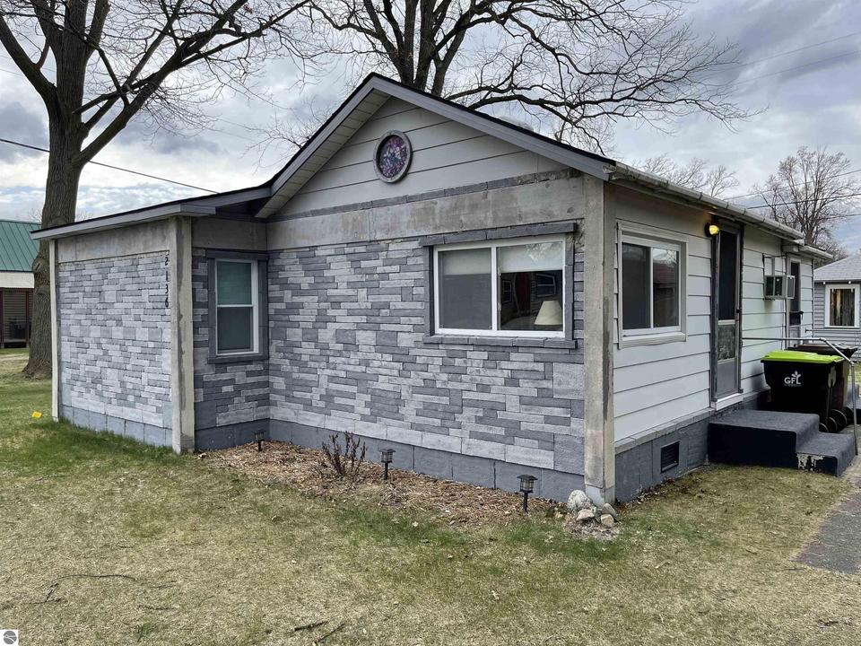 2136 Whites Beach Rd, Standish, MI 48658 | 68 Photos | MLS #1898982 ...