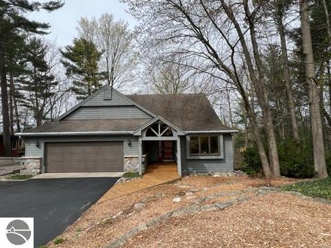 741 Bloomfield Rd, Traverse City, MI 49686 | 25 Photos - Movoto