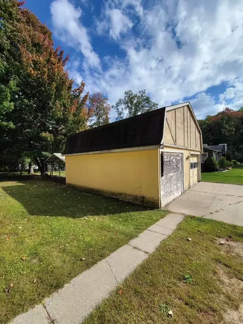 820 N Clare, Harrison, MI 48625 | 17 Photos - Movoto