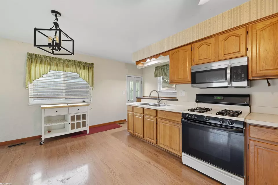8641 Alwardt, Sterling Heights, MI 48313 | MLS# 50189014 | 27 Photos ...