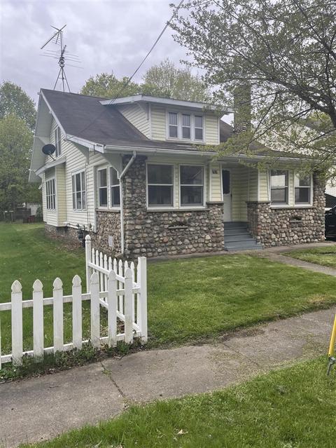 703 E Broadway St, Three Rivers, MI 49093 | 22 Photos | MLS #70310417 ...