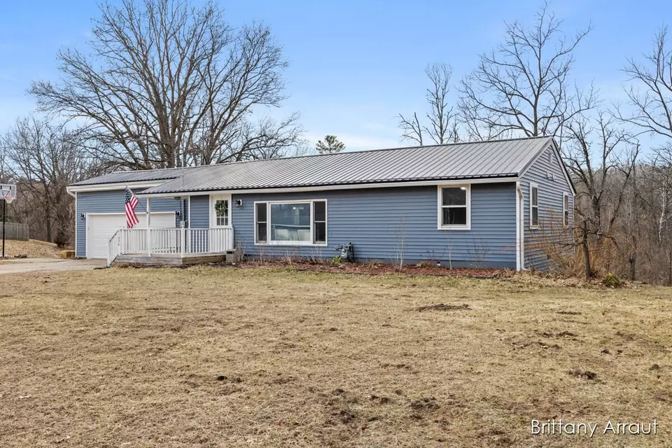 11230 SW Greenville, Greenville, MI 48838 | 34 Photos - Movoto