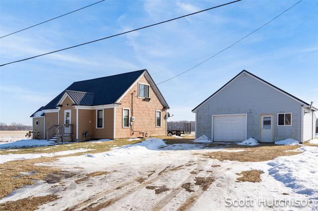 1300 E Coral, Edmore, MI 48829 | 39 Photos - Movoto