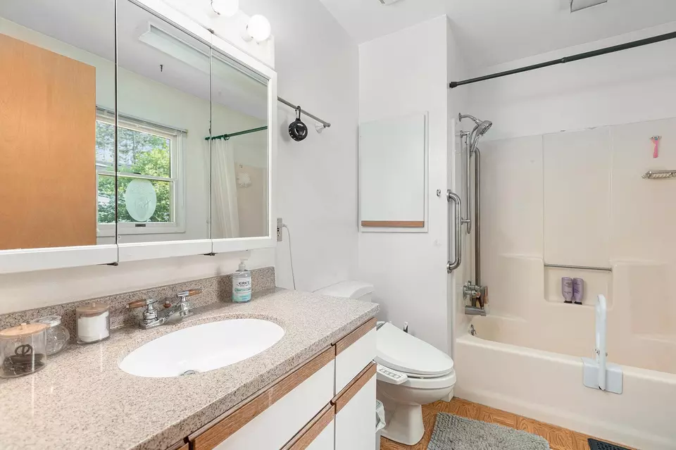 2902 N Traverse, Traverse City, MI 49685 | MLS# 80058383 | 17 Photos ...