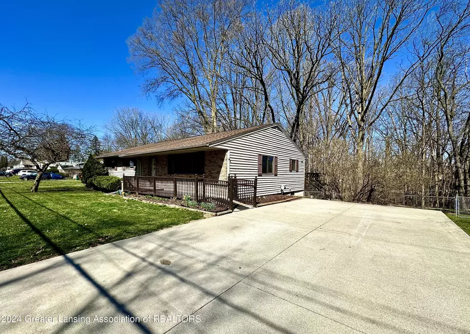 832 Pierce Rd, Lansing, MI 48910 | 50 Photos - Movoto