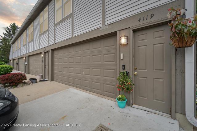 4119 Norfolk Ct #1, Lansing, MI 48910 | MLS# 288383 | 33 Photos - Movoto