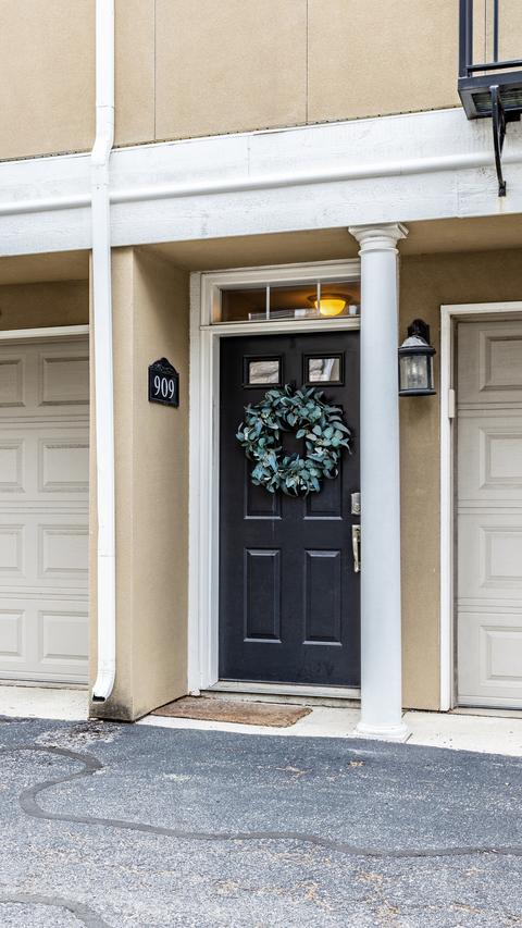 909 Junction Pl, Indianapolis, IN 46220 | 28 Photos | MLS #21916749 ...