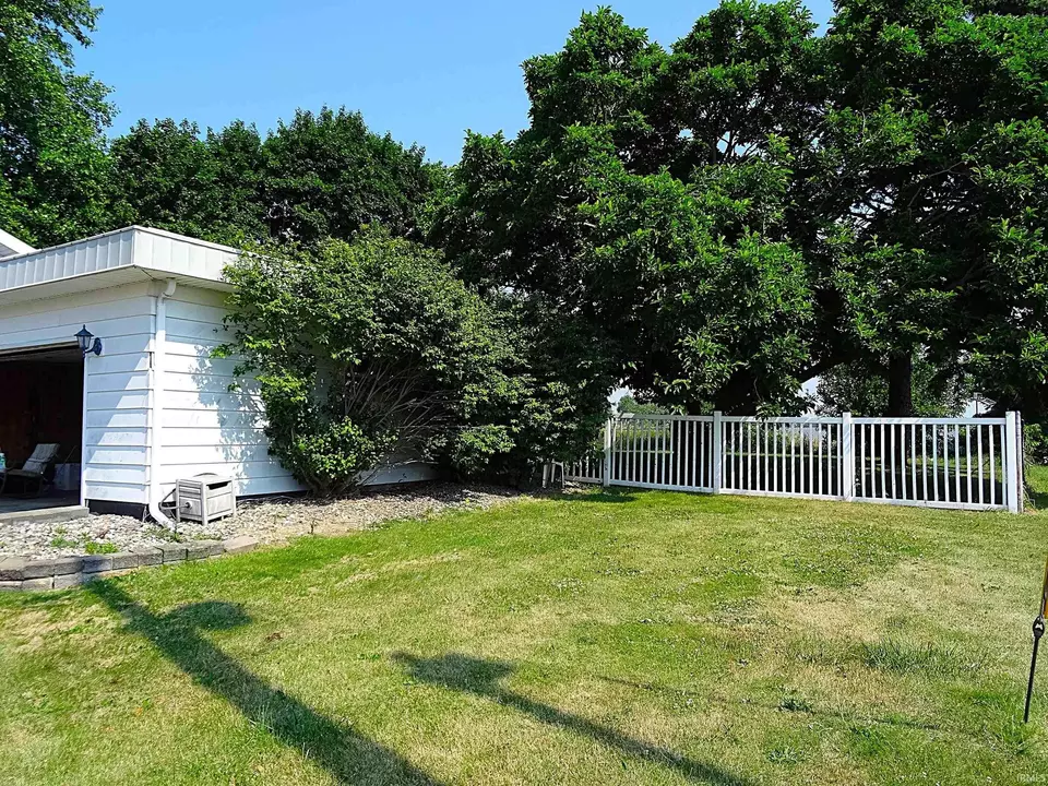 1336 Drake Rd, Kendallville, IN 46755 | 16 Photos - Movoto