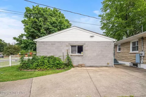 4920 Paramount Dr, Louisville, KY 40258 | 52 Photos - Movoto