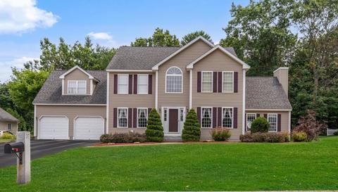 37 Stirling Ave, Hooksett, NH 03106 | 24 Photos | MLS #4955068 - Movoto