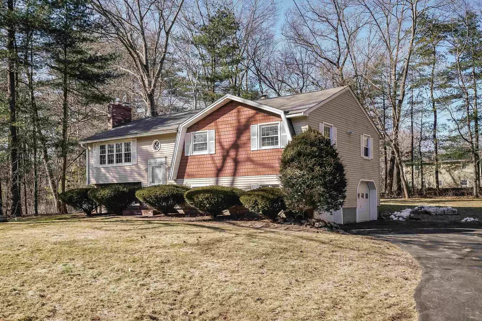 5 Olde Coach Rd, Derry, NH 03038 | 39 Photos - Movoto