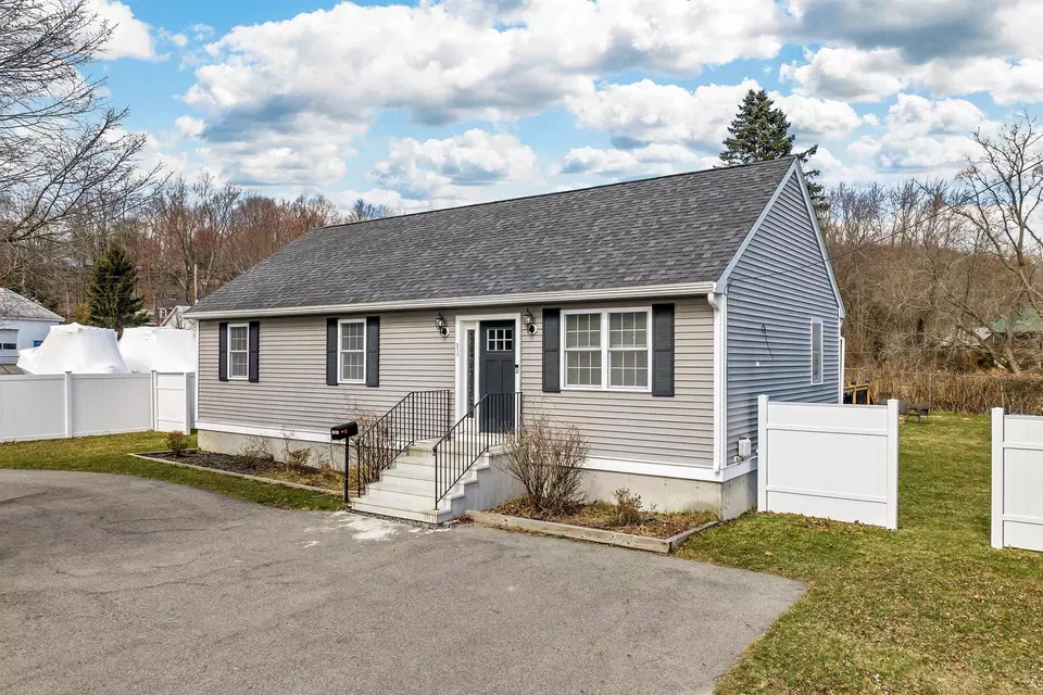 211 Elm St, Amesbury, MA 01913 | 31 Photos - Movoto