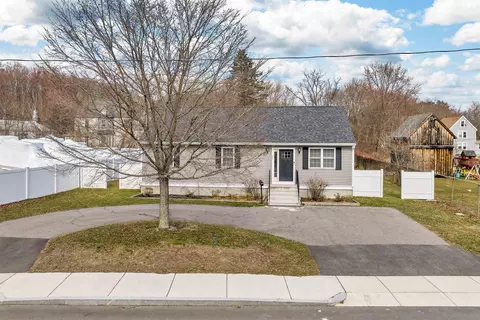 211 Elm St, Amesbury, MA 01913 | 31 Photos - Movoto