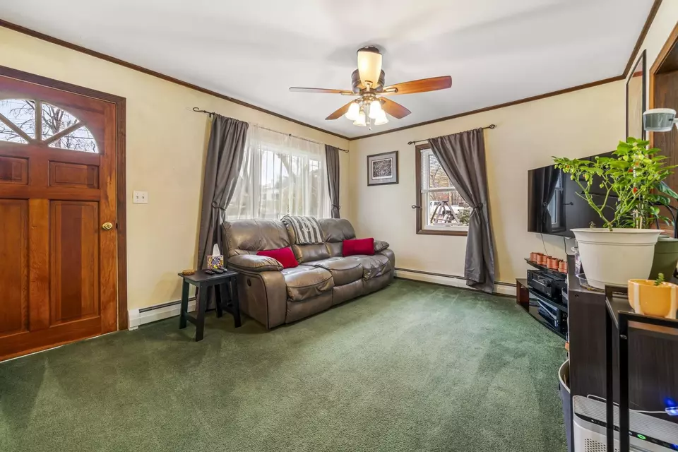 95 Medford St, Manchester, NH 03109 | MLS# 5069595 | 34 Photos - Movoto