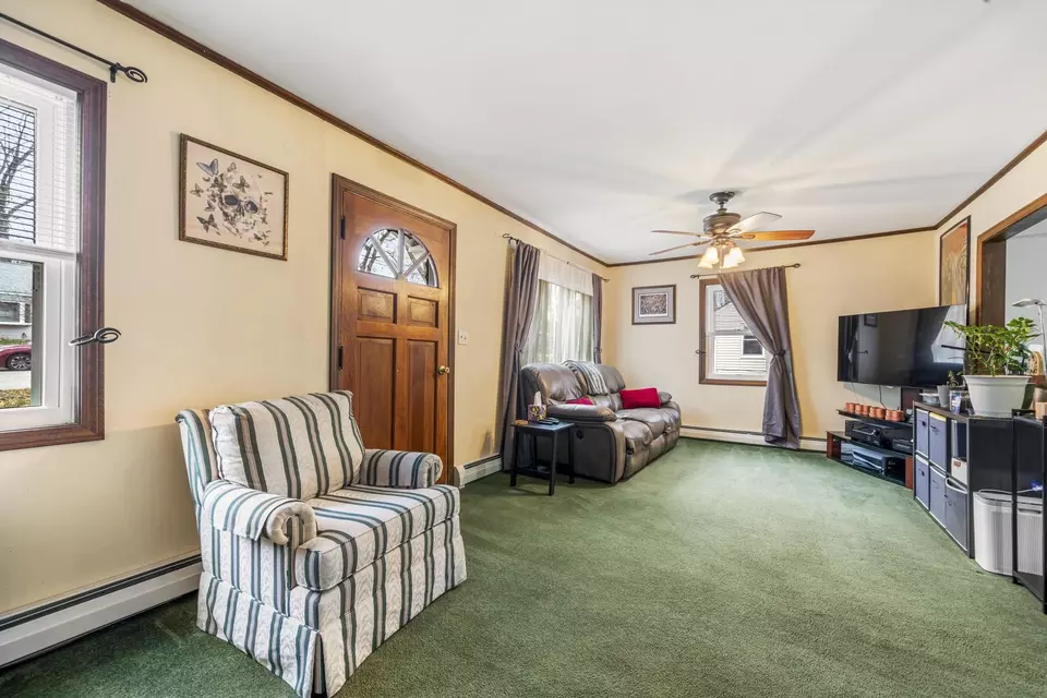 95 Medford St, Manchester, NH 03109 | MLS# 5069595 | 34 Photos - Movoto
