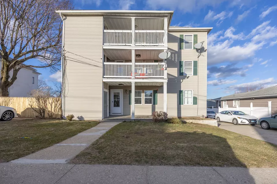 327 Moran St, Waterbury, CT 06704 | 39 Photos - Movoto