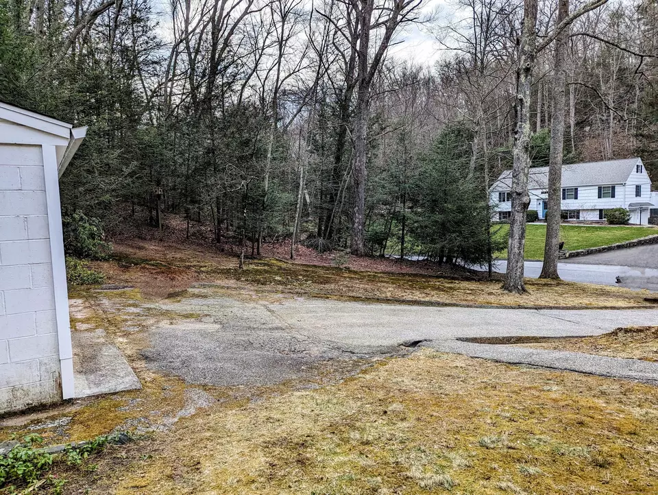 195 Scout Rd, Southbury, CT 06488 | 35 Photos - Movoto