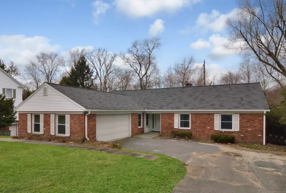 274 Country Club Rd, Waterbury, CT 06708 | 16 Photos - Movoto