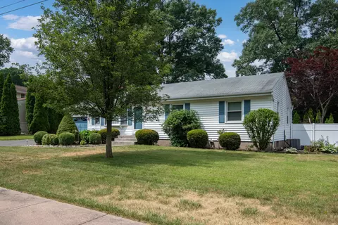 14 Evergreen Rd, Manchester, CT 06042 | 25 Photos - Movoto